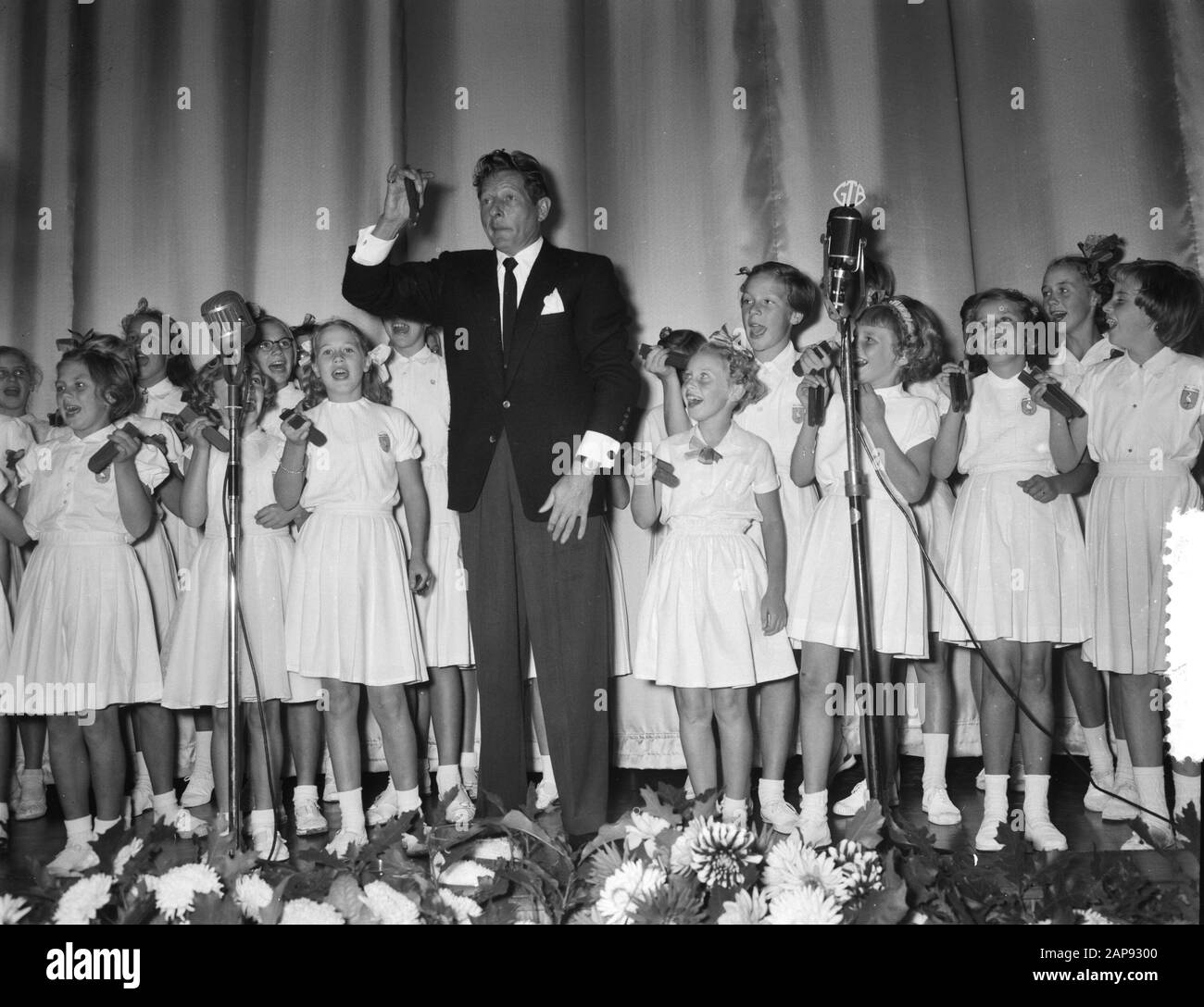 Danny kaye sings hi-res stock photography and images - Alamy