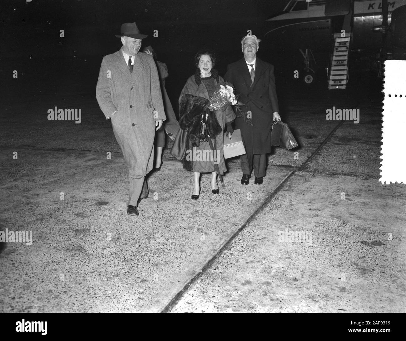 Emlyn williams as charles dickens hi-res stock photography and images ...