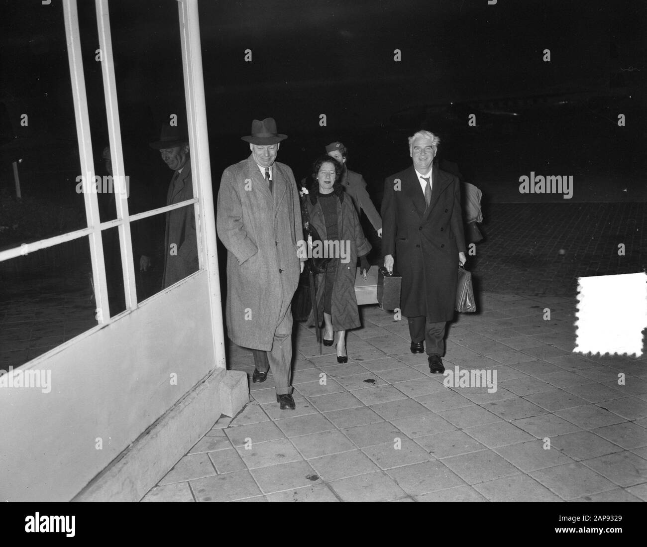 Emlyn williams as charles dickens hi-res stock photography and images ...