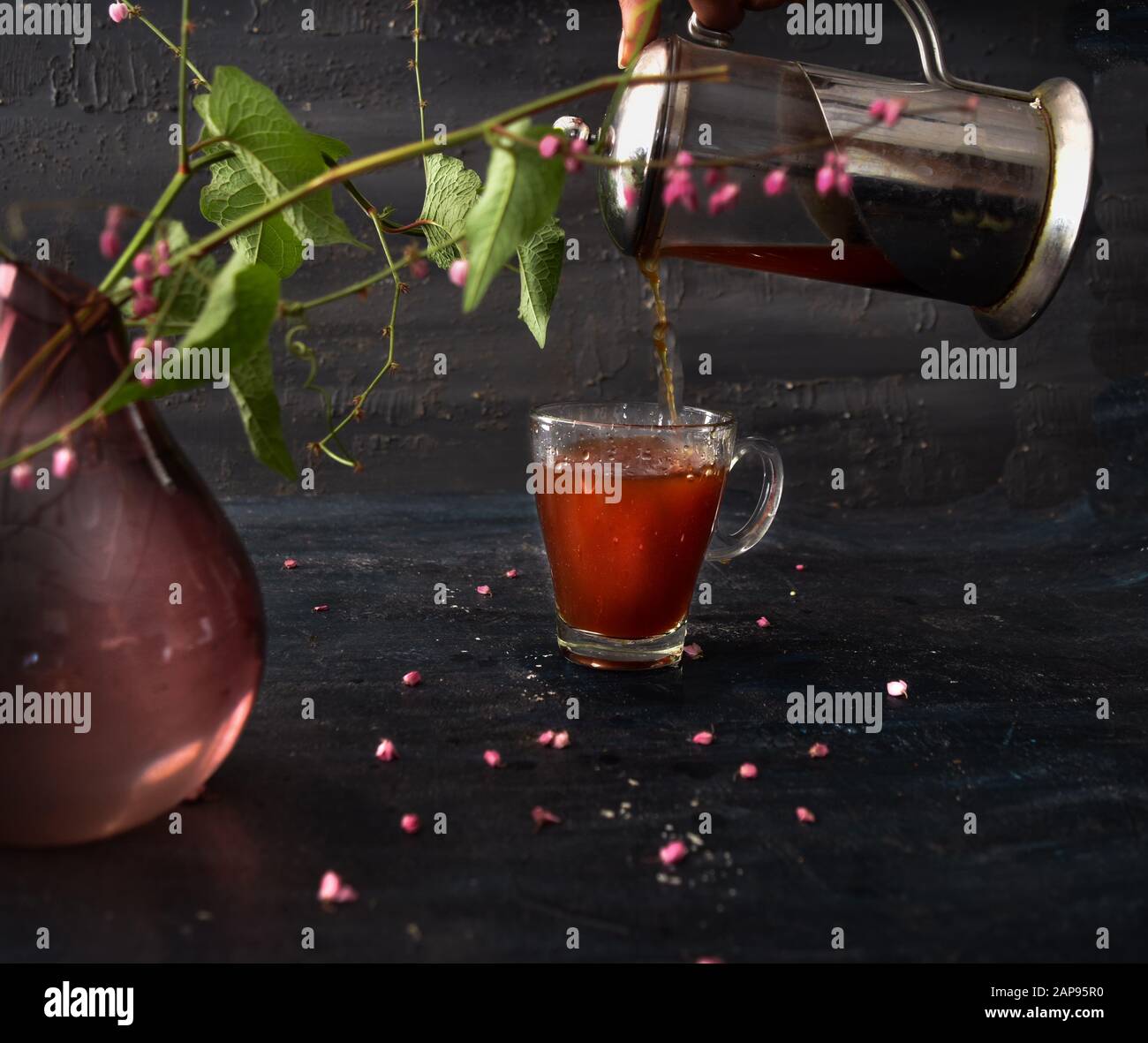 Instagram shop hi-res stock photography and images - Alamy