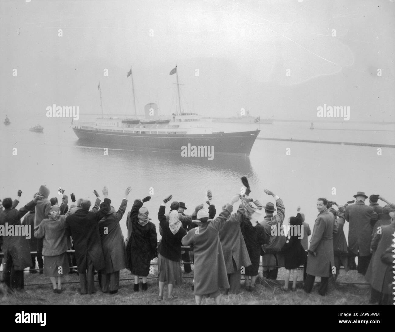 Ship ferry landing arrival Black and White Stock Photos & Images - Alamy