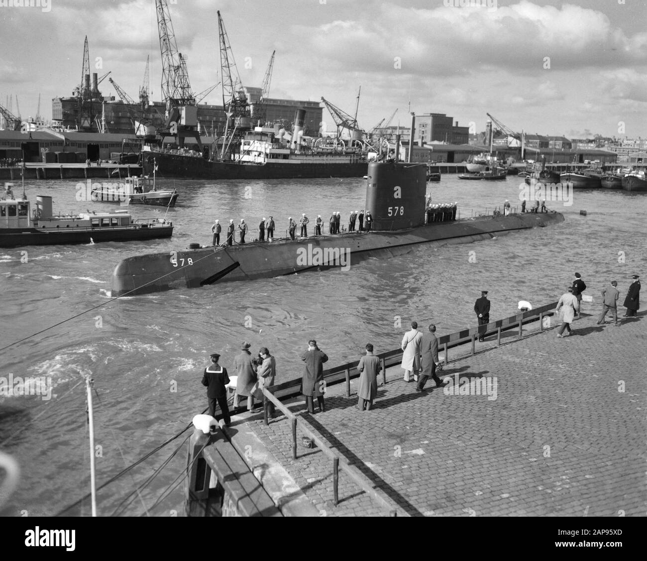 Visit of the Skale American atomic submarine to Rotterdam Date: March ...