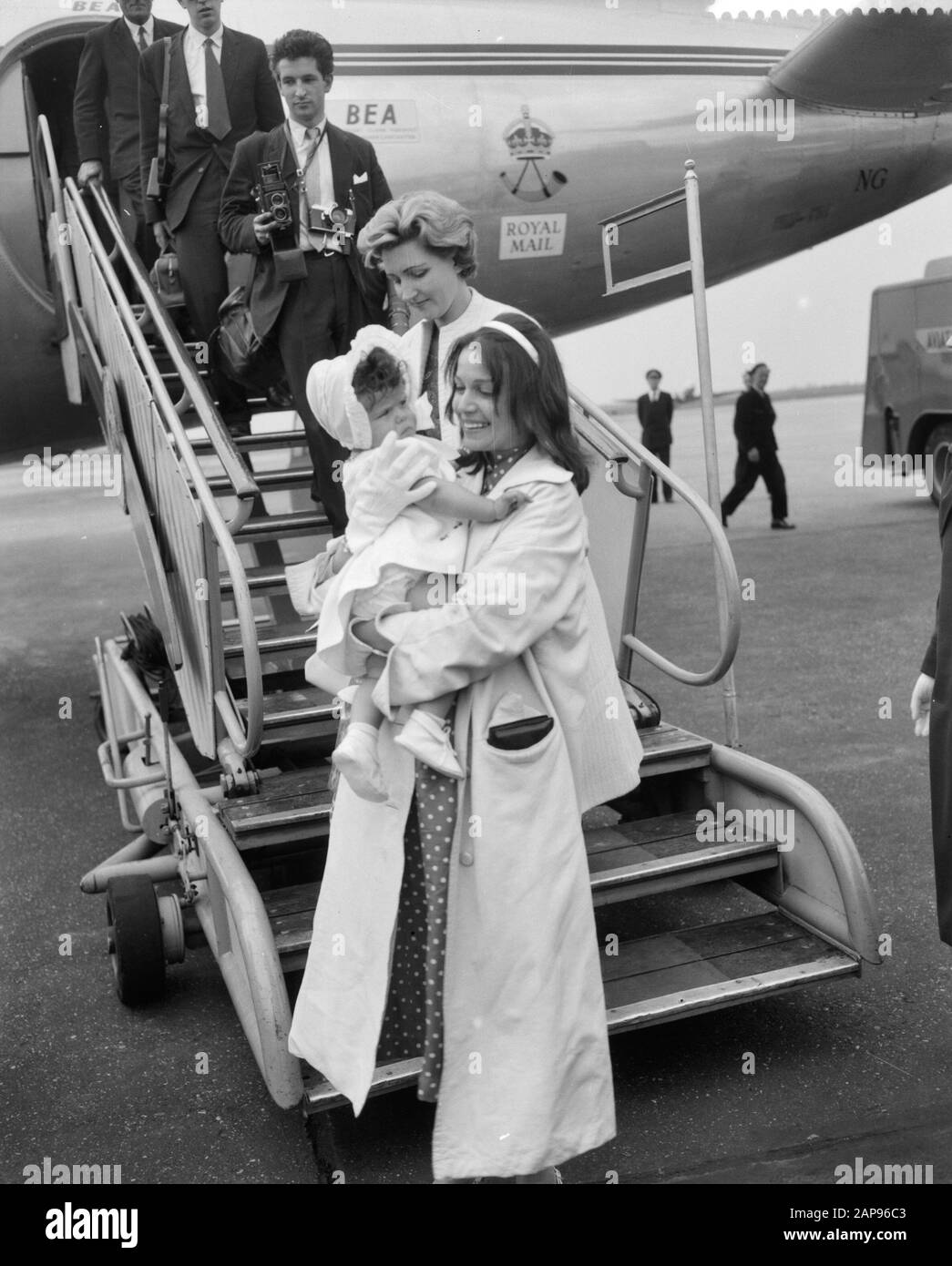 unknown Description: Arrival of actress Eva Barlok at Schiphol Date: 7 ...