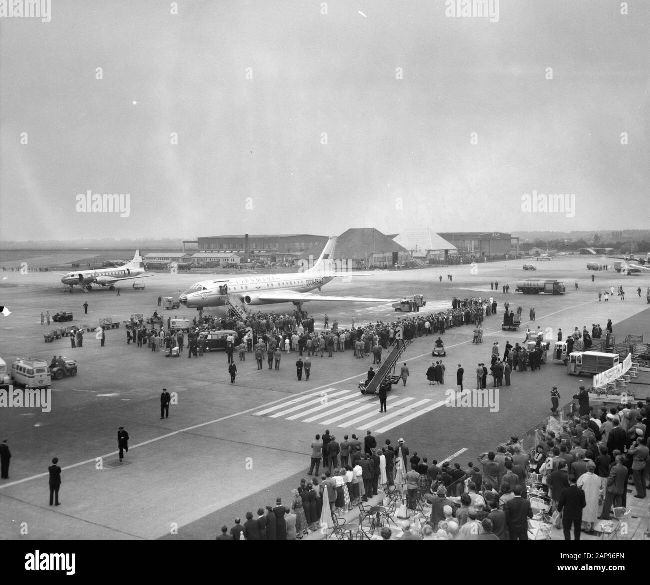 Arrival Russian jet aircraft at Schiphol Date: July 7, 1958 Keywords ...
