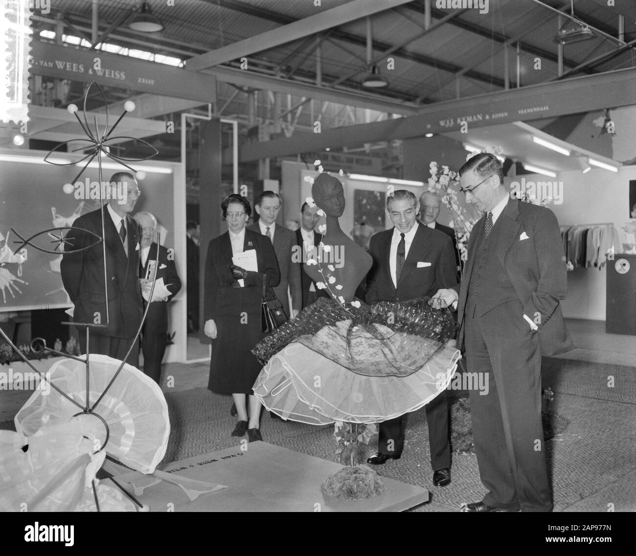 Mayor Van Hall opens the ninth textile fair in the RAI Building, Mayor ...