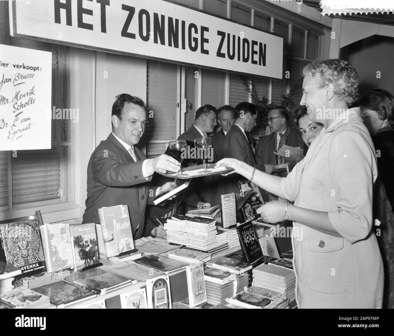 1950s book store hi-res stock photography and images - Alamy