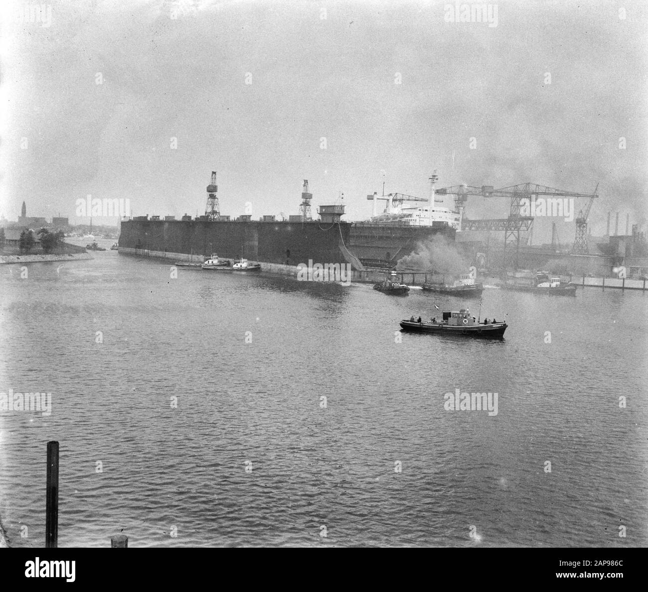 Giant dock destined hi-res stock photography and images - Alamy