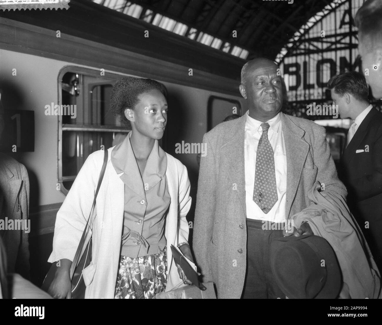 Arrival of the King of Uganda and daughter at Central Station Date: 24 ...