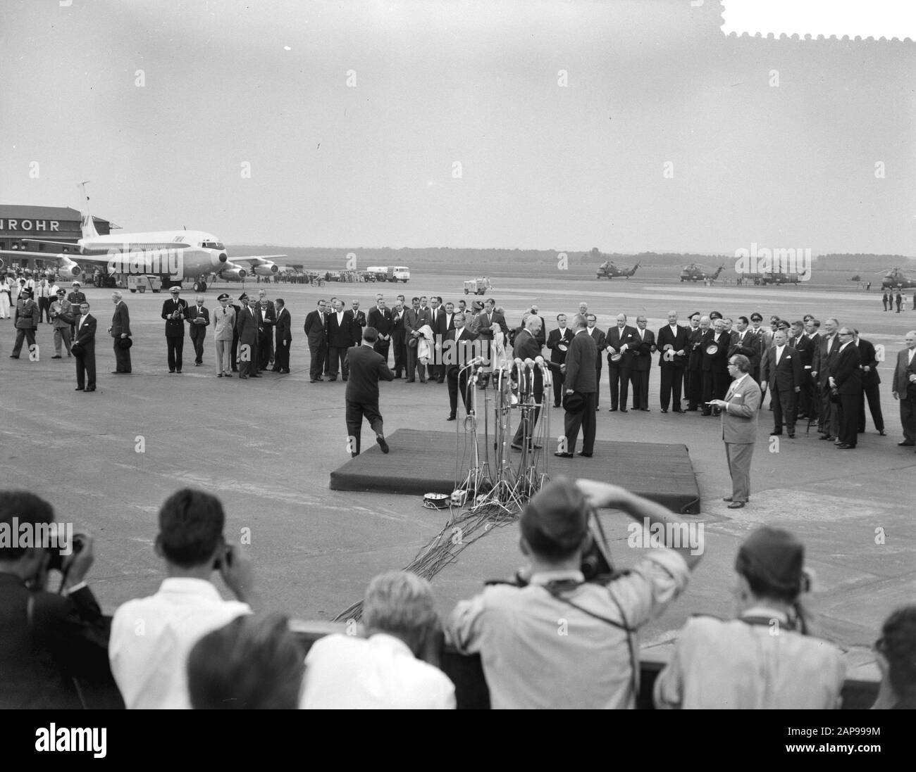 Arrival President Eisenhower in Bonn, Adenauer and Eisenhower leave the ...