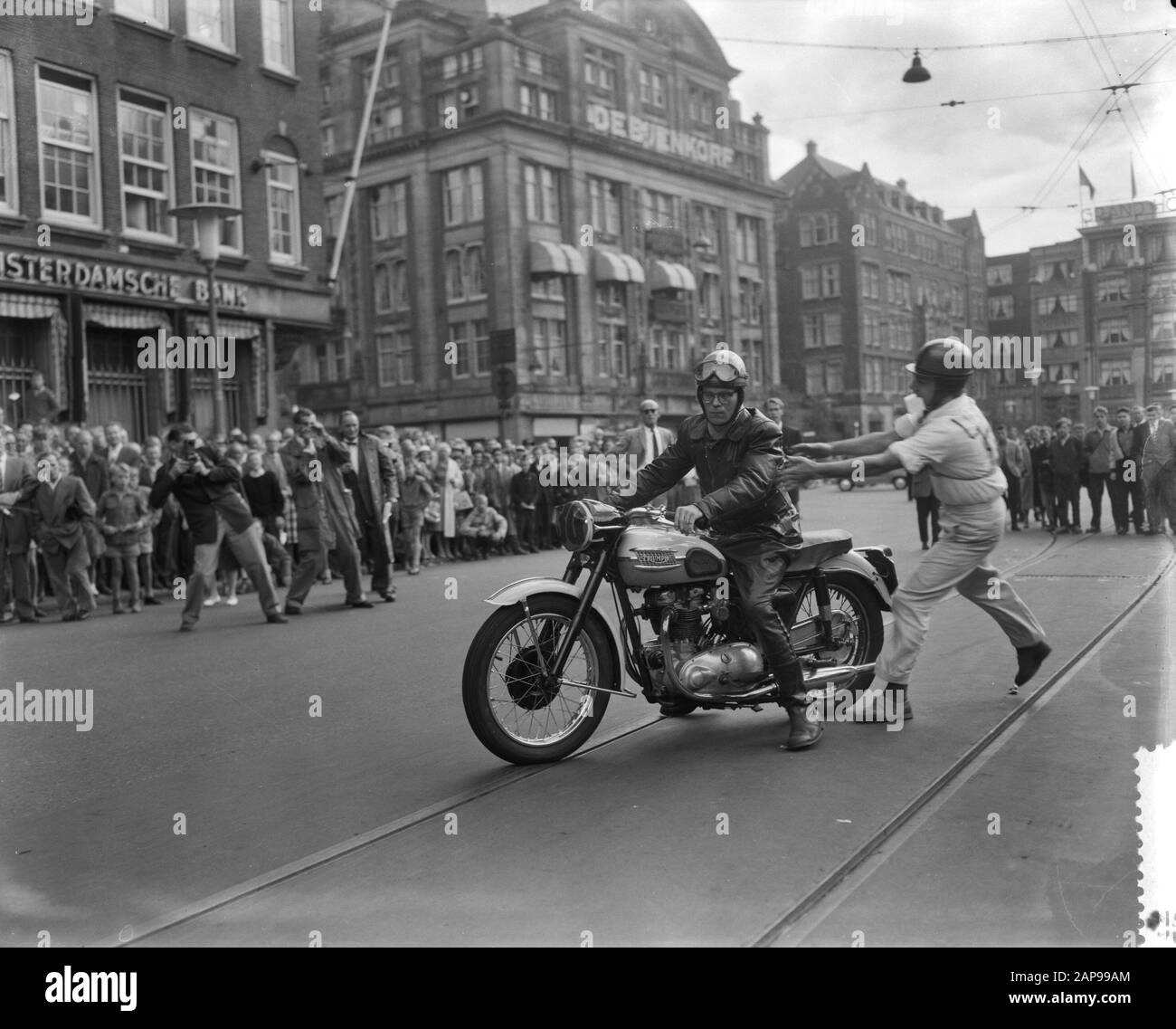Dam race start hi-res stock photography and images - Alamy