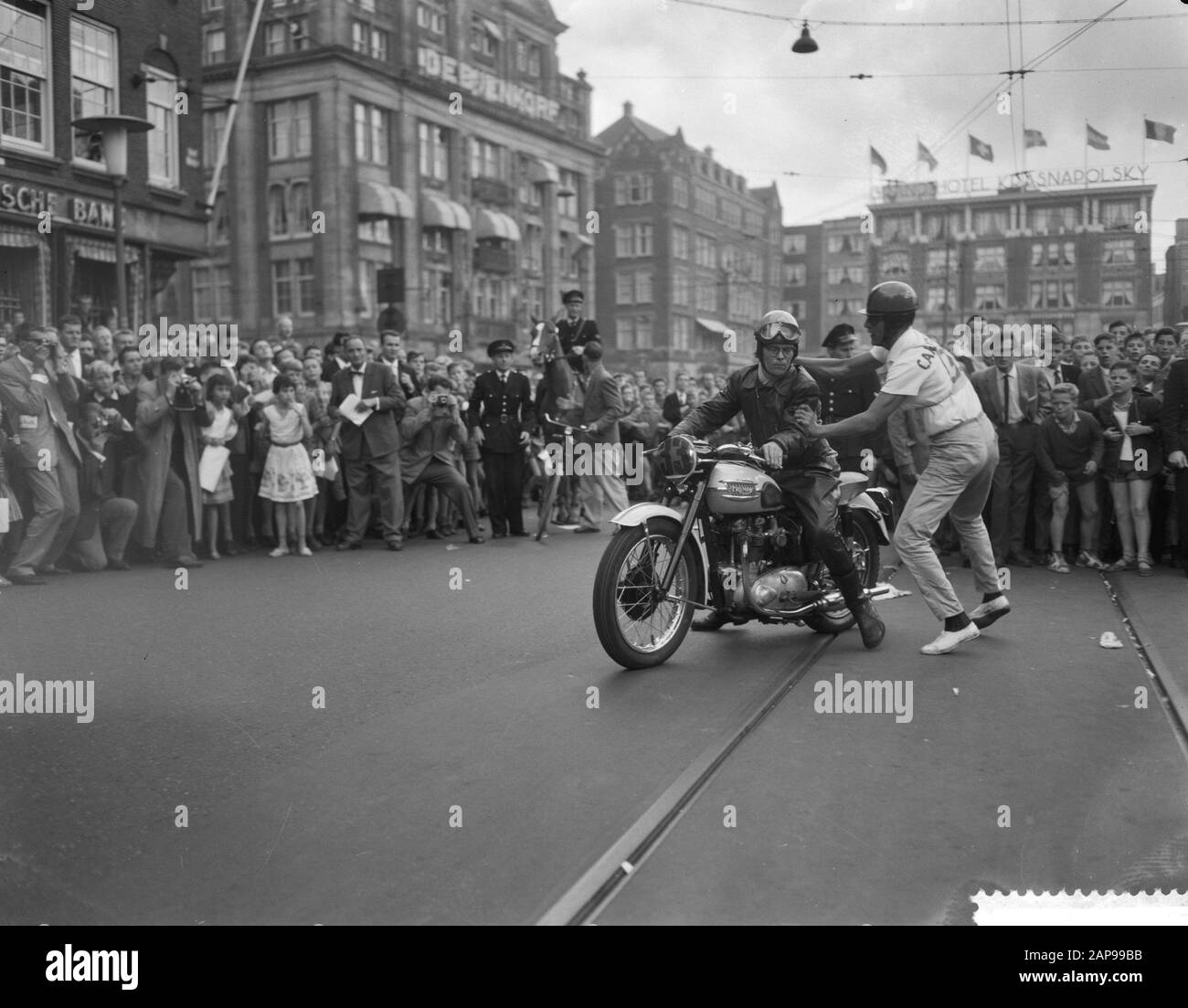 Dam race start hi-res stock photography and images - Alamy