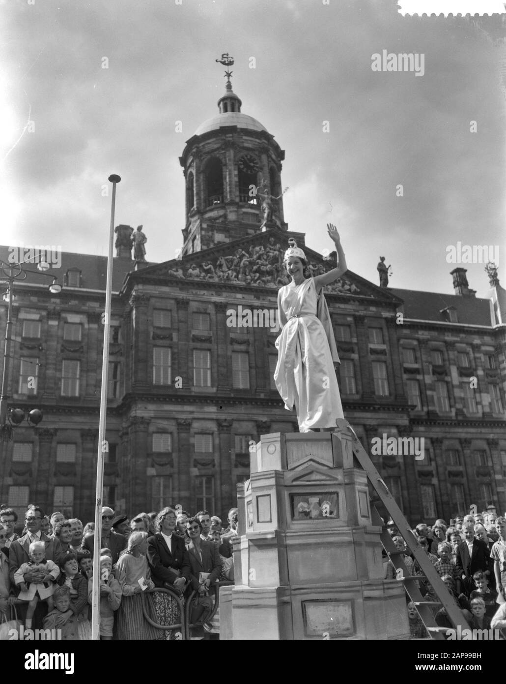 Dam tot Dam race, third day, Conny Stuart als Maartje van der Dam Date ...