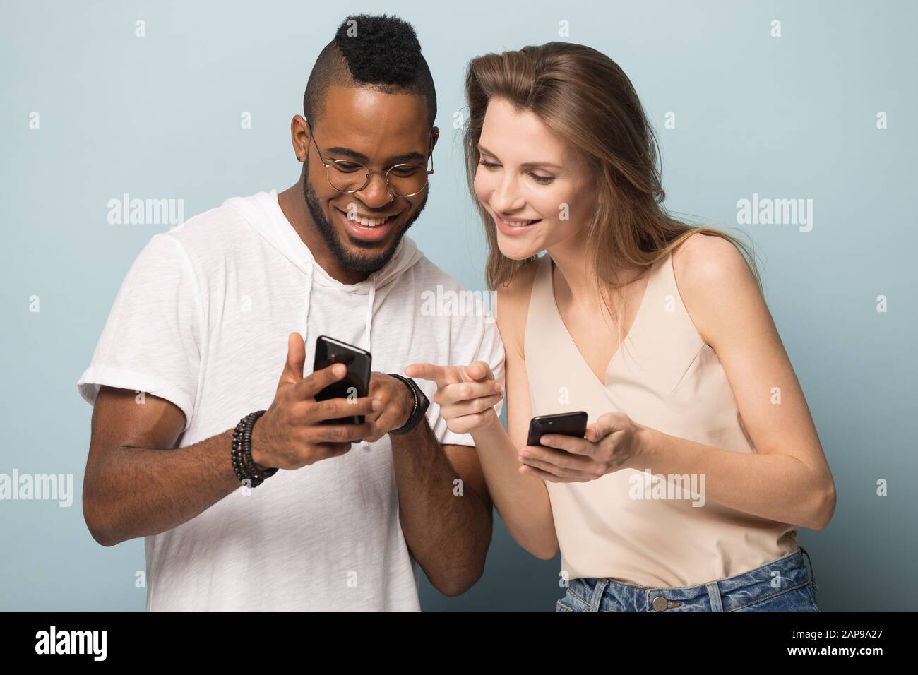People using cellphones hi-res stock photography and images - Alamy