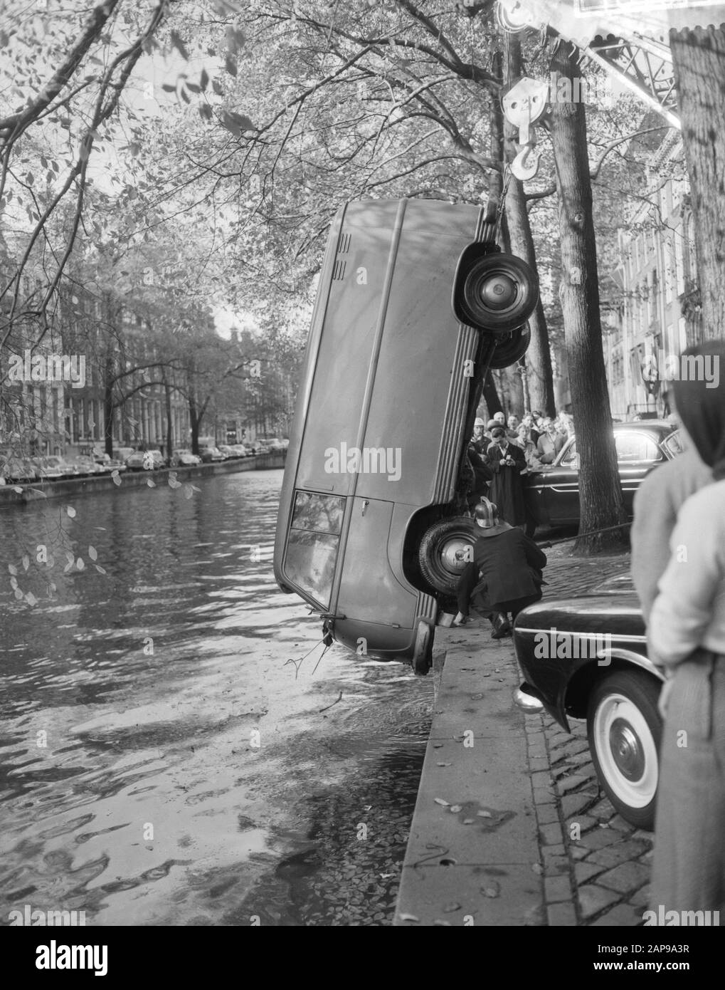 Auto te water in the Heerengracht Date: October 22, 1959 Keywords ...
