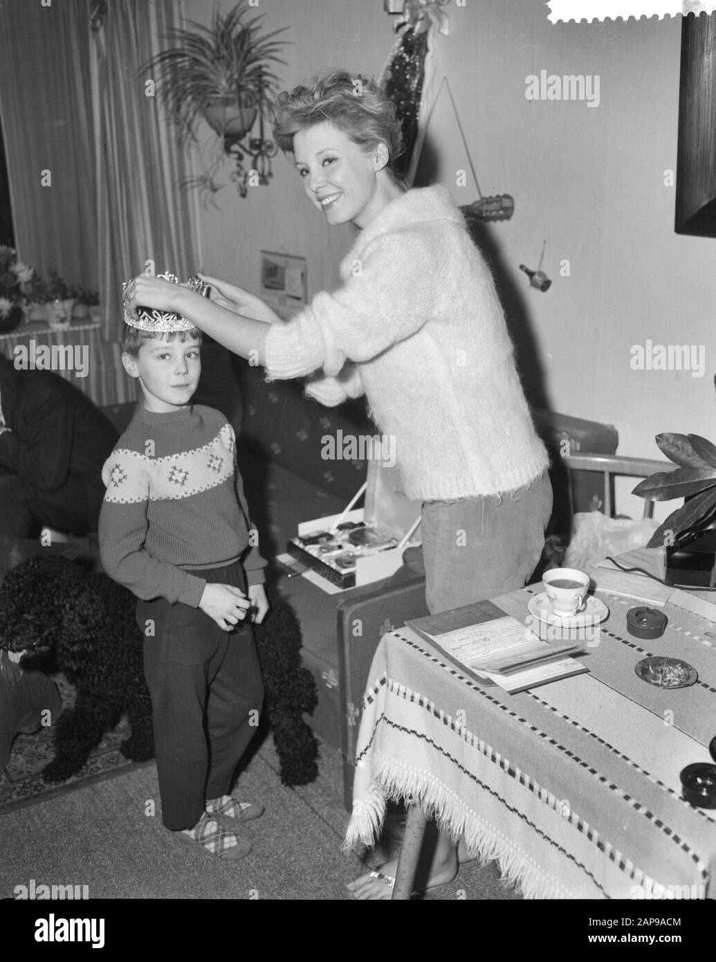 Corine Rottschäfer home, Corine places crown on the head of her brother ...