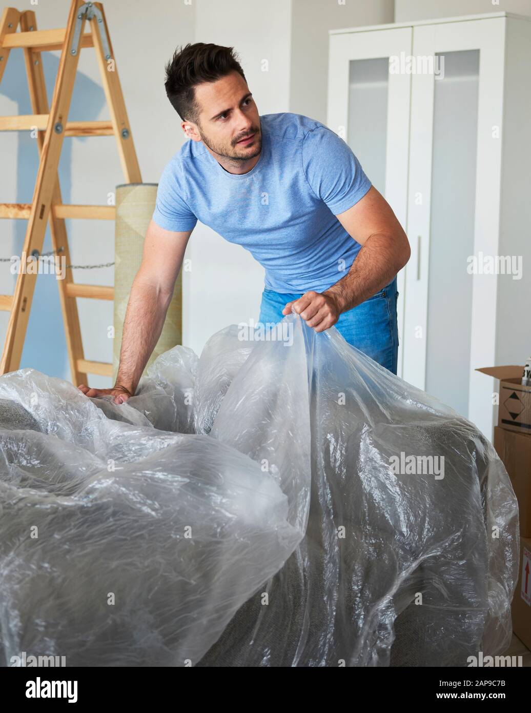 Man moving house hi-res stock photography and images - Alamy