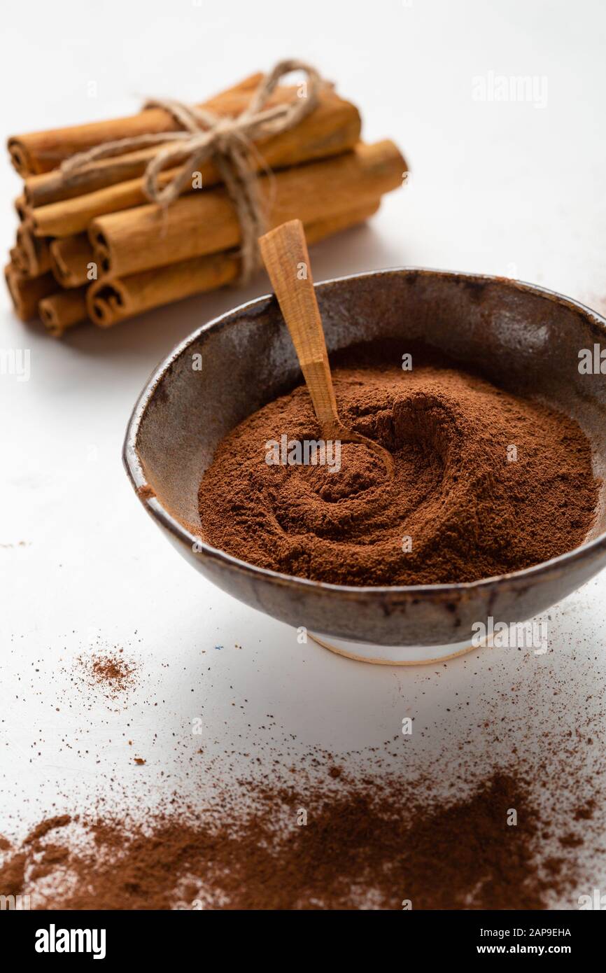 Aromatic powder og cinnamon and sticks Stock Photo - Alamy