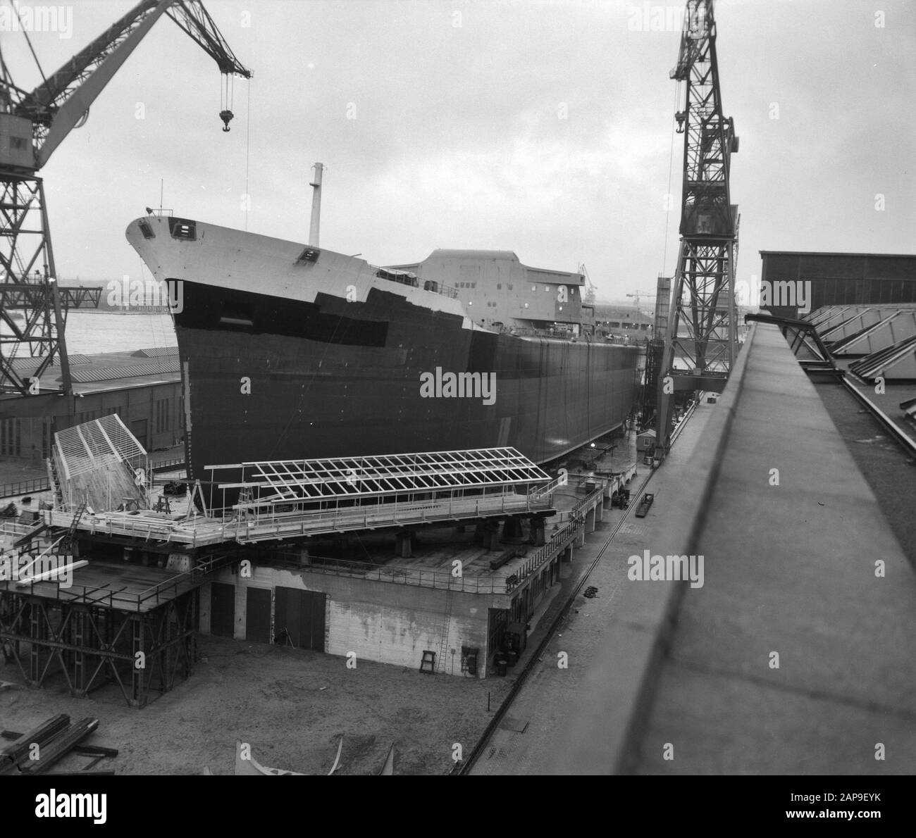 Shell tanker hi-res stock photography and images - Alamy