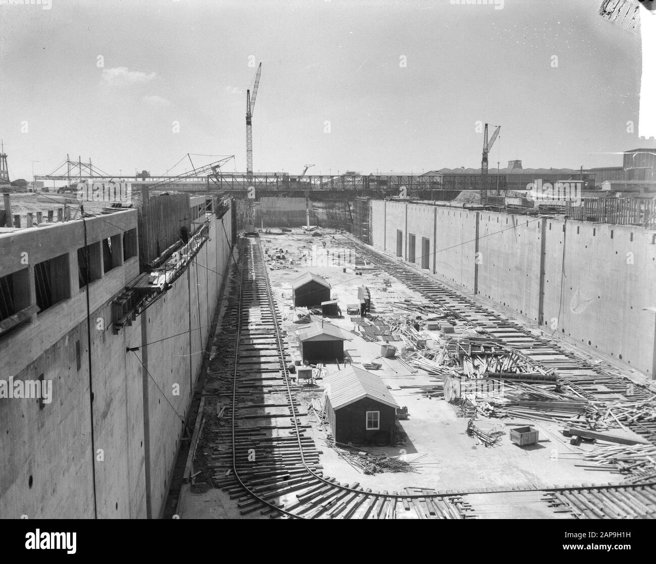 Construction giant docks at Verolme. Dock of 100,000 tons Date: June 28 ...