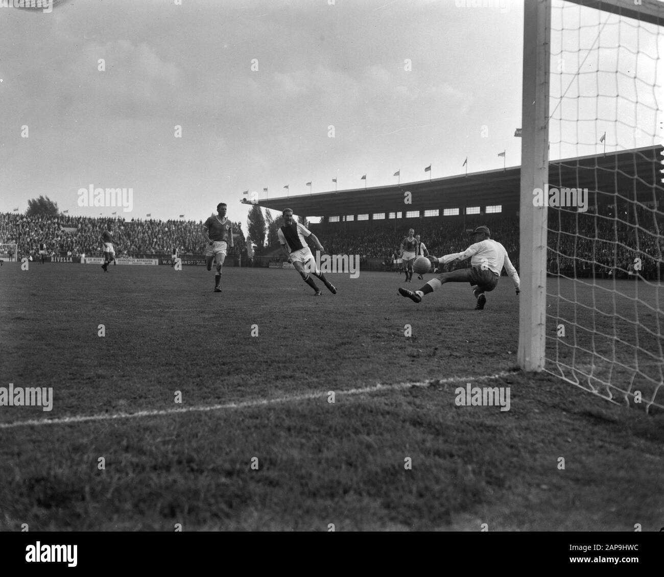 Media sport result Black and White Stock Photos & Images - Alamy