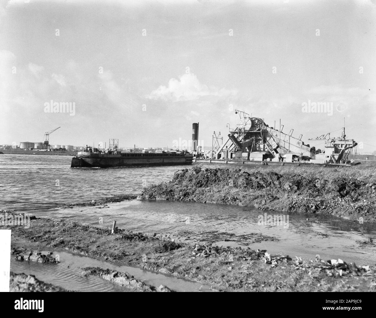 Dredging activities hi-res stock photography and images - Alamy