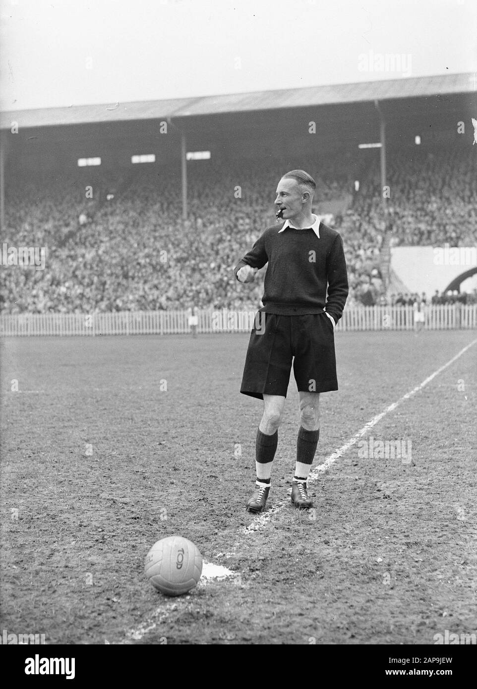 English referee hi-res stock photography and images - Alamy