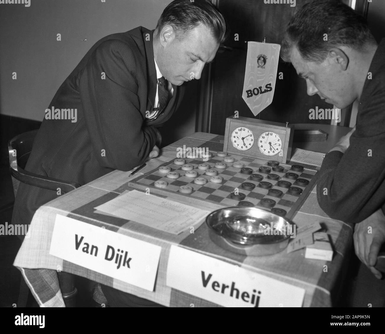 International checkers tournament hi-res stock photography and images ...