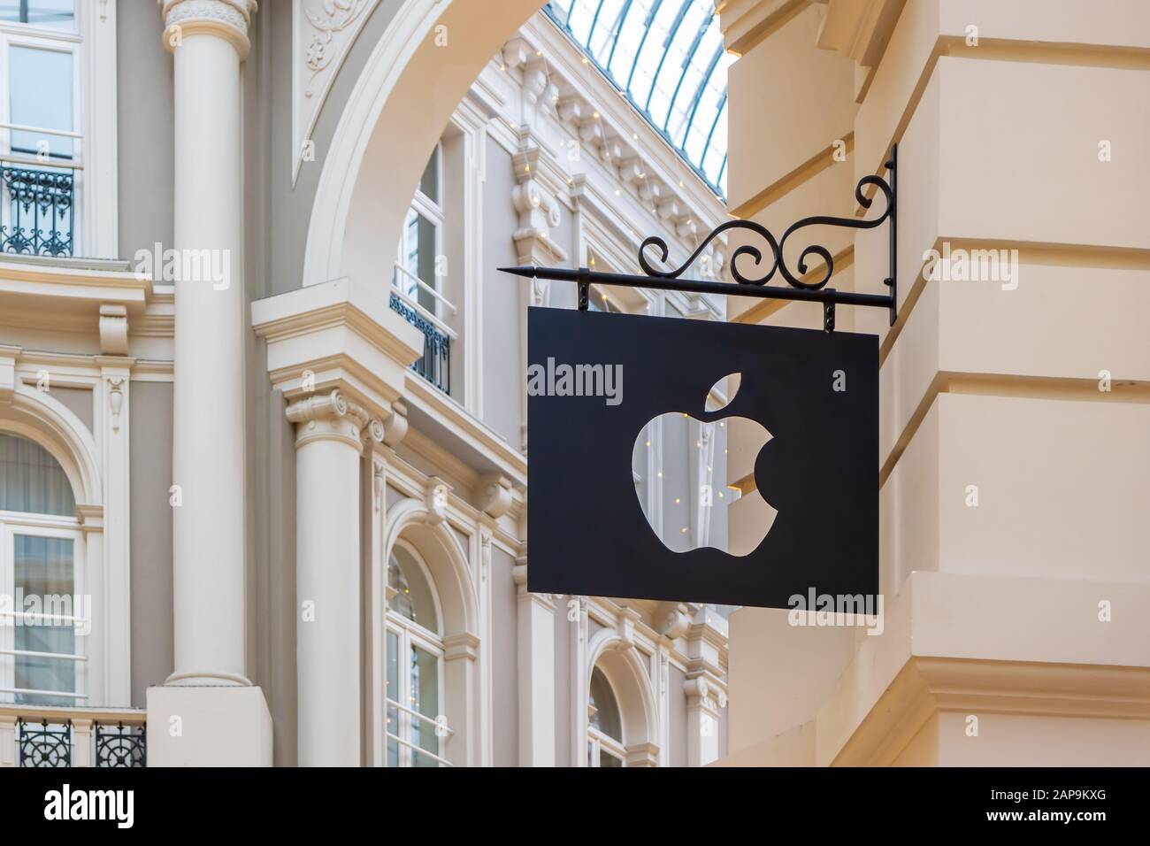 Apple store logo symbol hi-res stock photography and images - Alamy