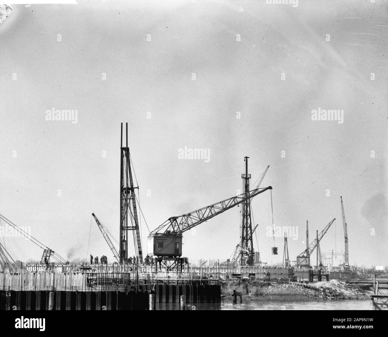 Construction largest bridge of our country at Brienenoord Date: March ...