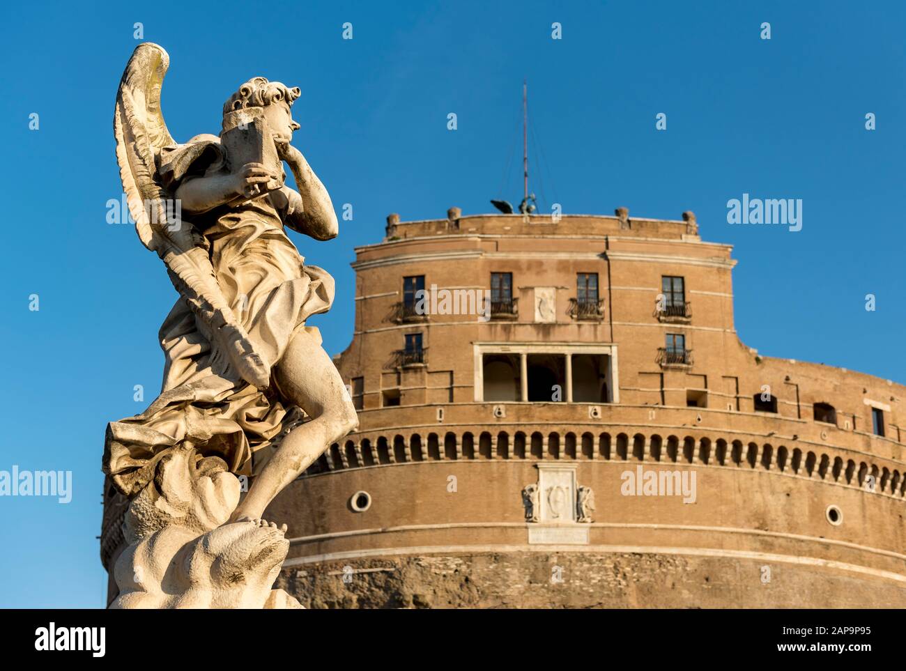 Angel statue figure hi-res stock photography and images - Alamy