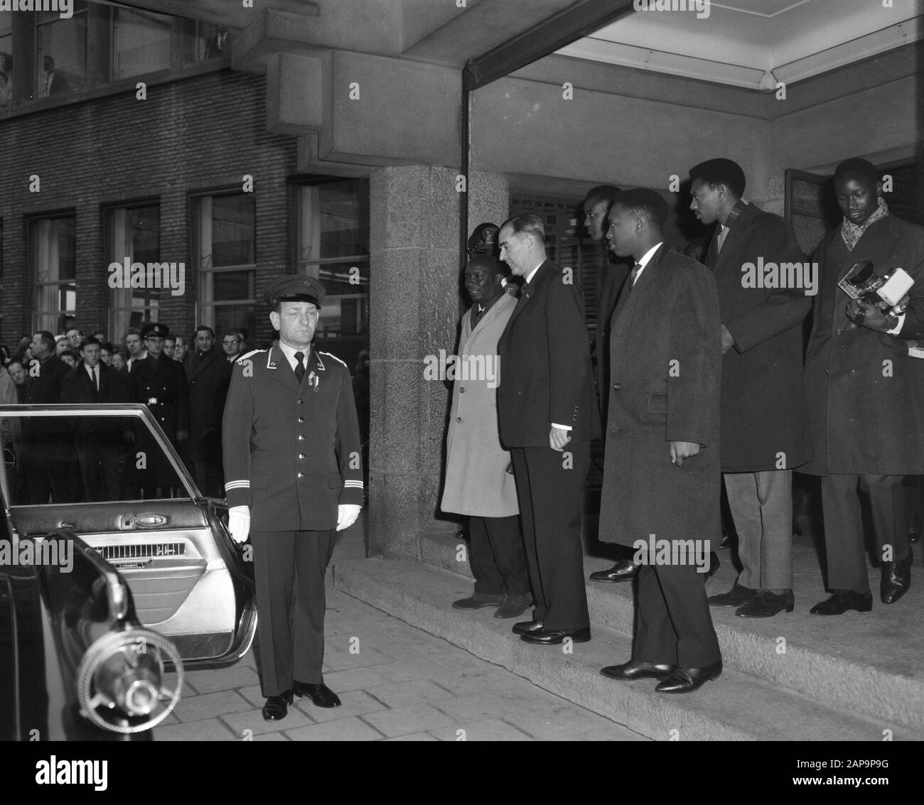 Visit King of Burundi to Philips in Eindhoven Date: 29 November 1962 ...