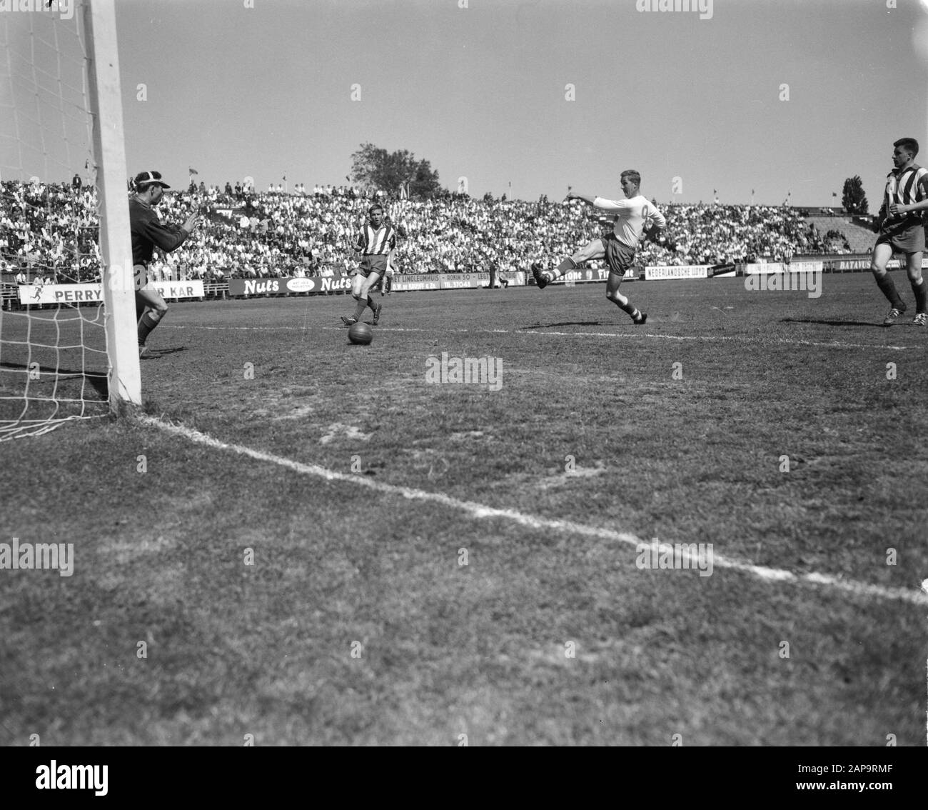 Willem ii scoring the 7 0 hi-res stock photography and images - Alamy