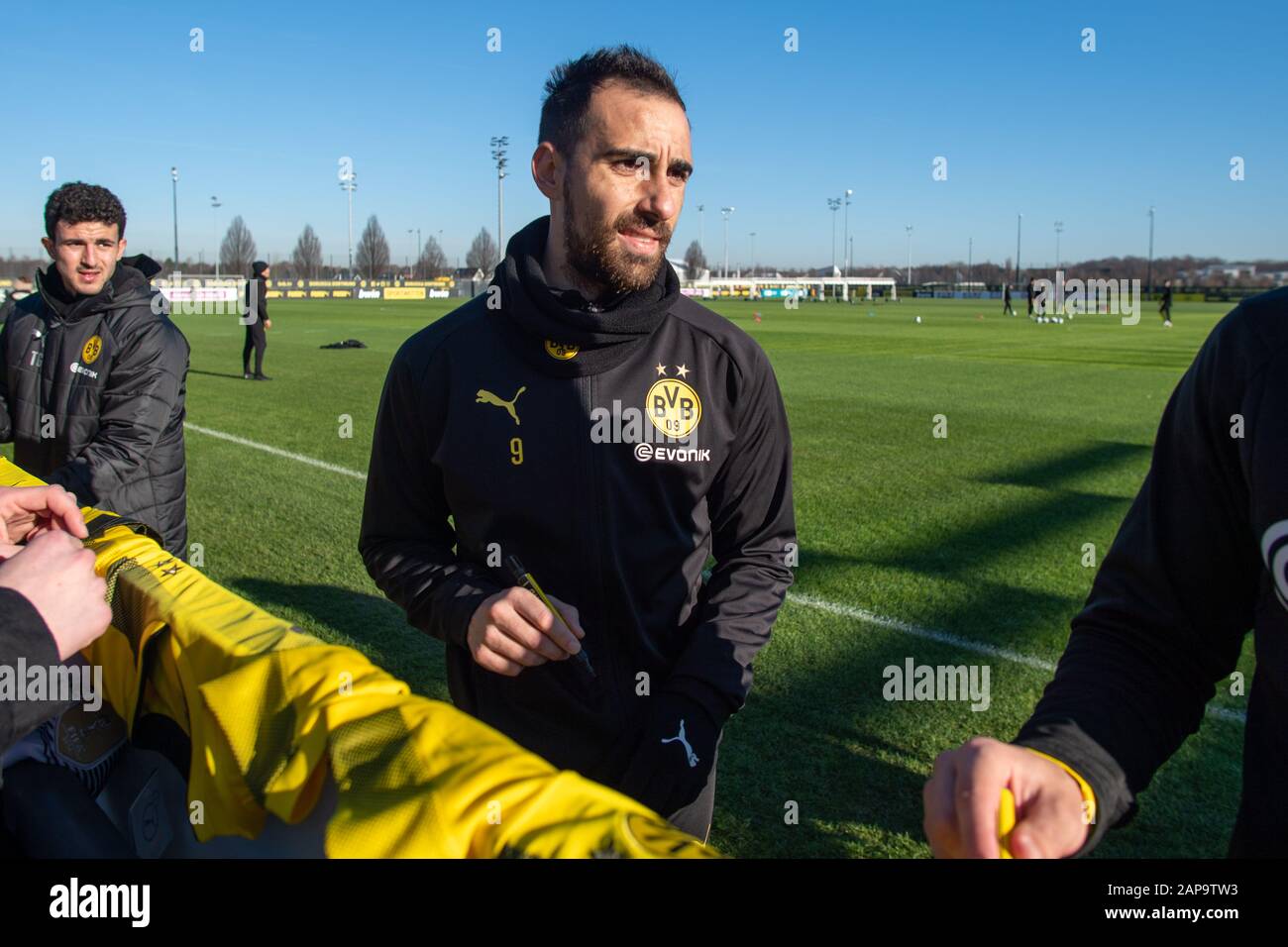 Paco ALCACER (DO) gives autographs, autograph, sign, sign, signed ...