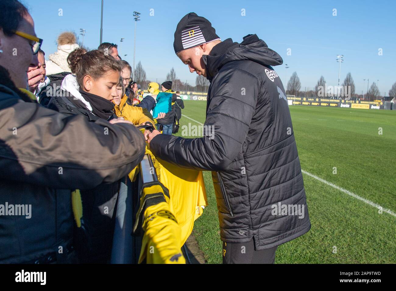 Eerling HAALAND (DO) gives autographs, autograph, sign, sign, signed ...