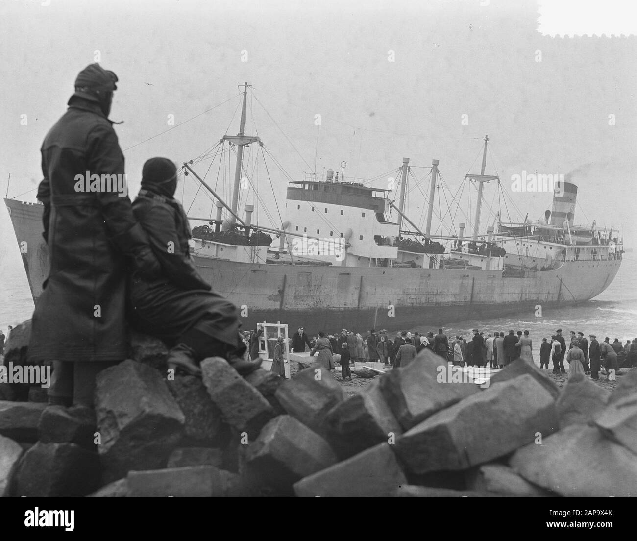 Interest at stranded Norwegian freighter Franeggen at the Hondsbossche ...