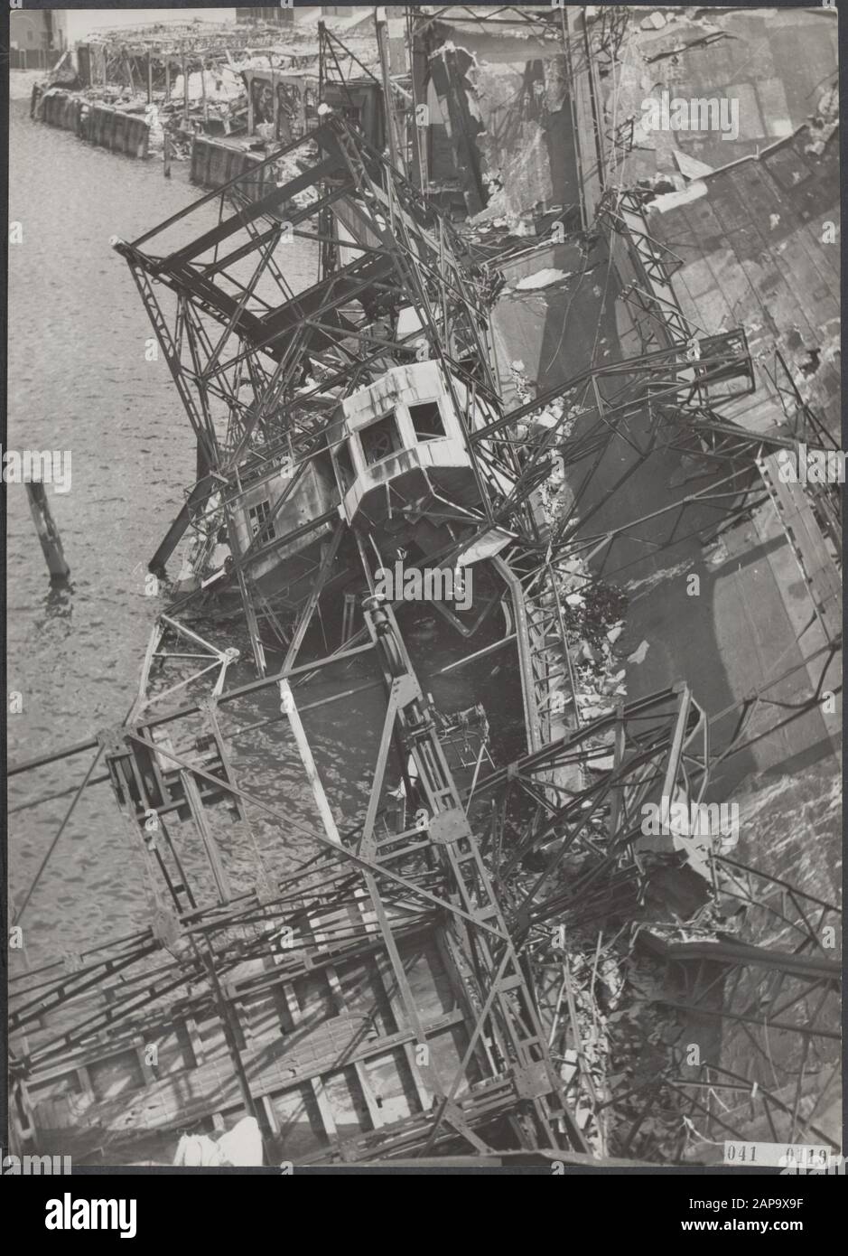 Image of the devastations in the port of Rotterdam after the liberation ...