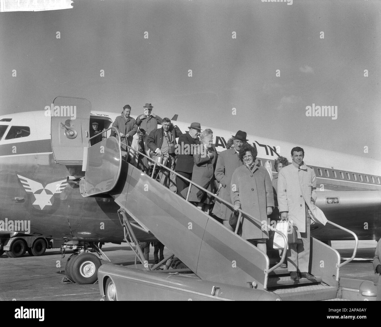 Subscribers Haagsche Courant back from Israel (commissioned Haagsche ...