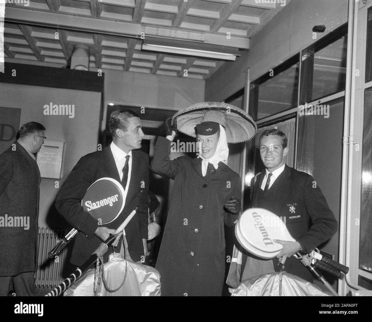 Arrival tennis players Tom Okker (right) and Jan Hajer o Schiphol Date ...