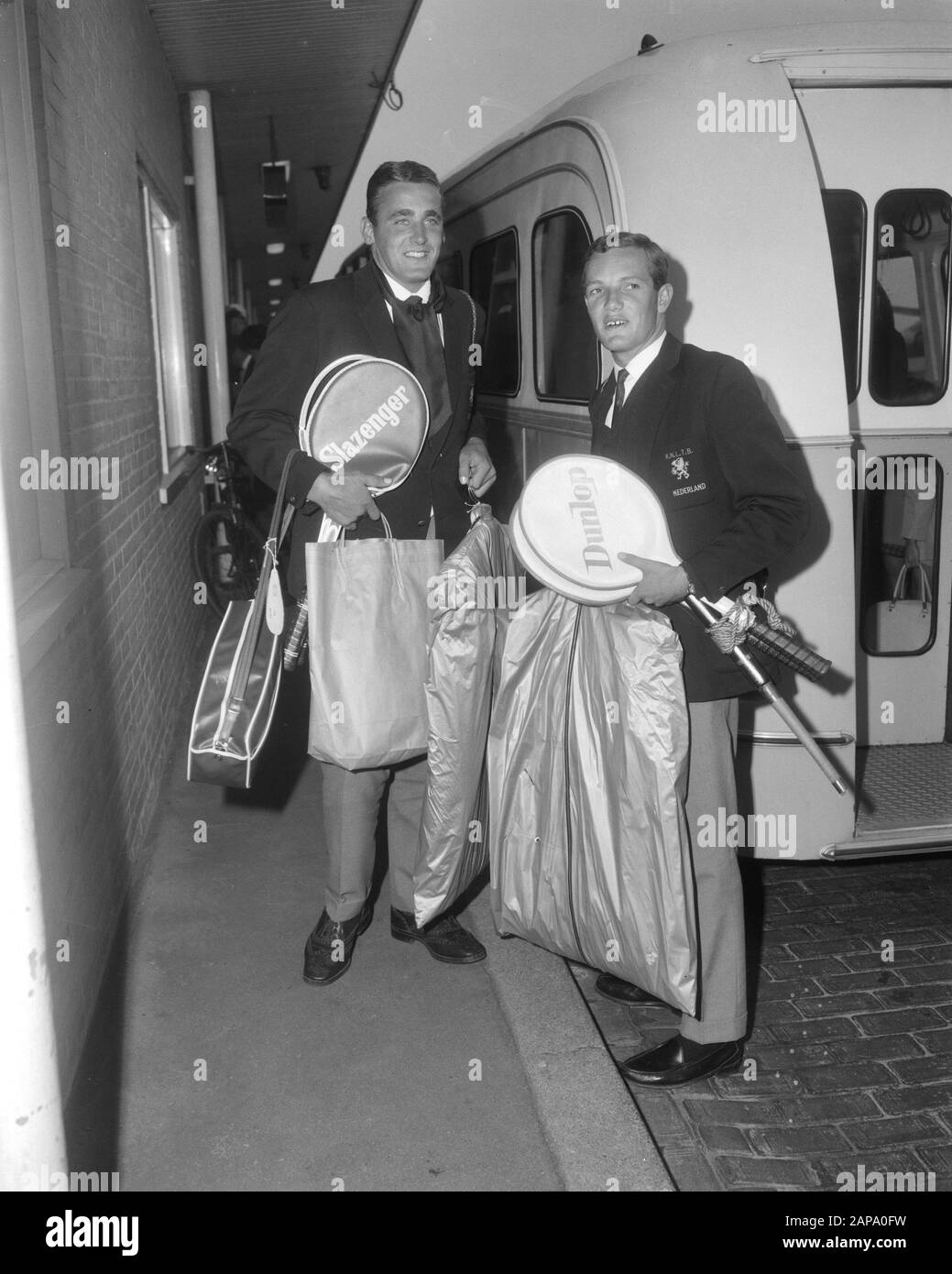 Arrival tennis players Tom Okker (right) and Jan Hajer o Schiphol Date ...