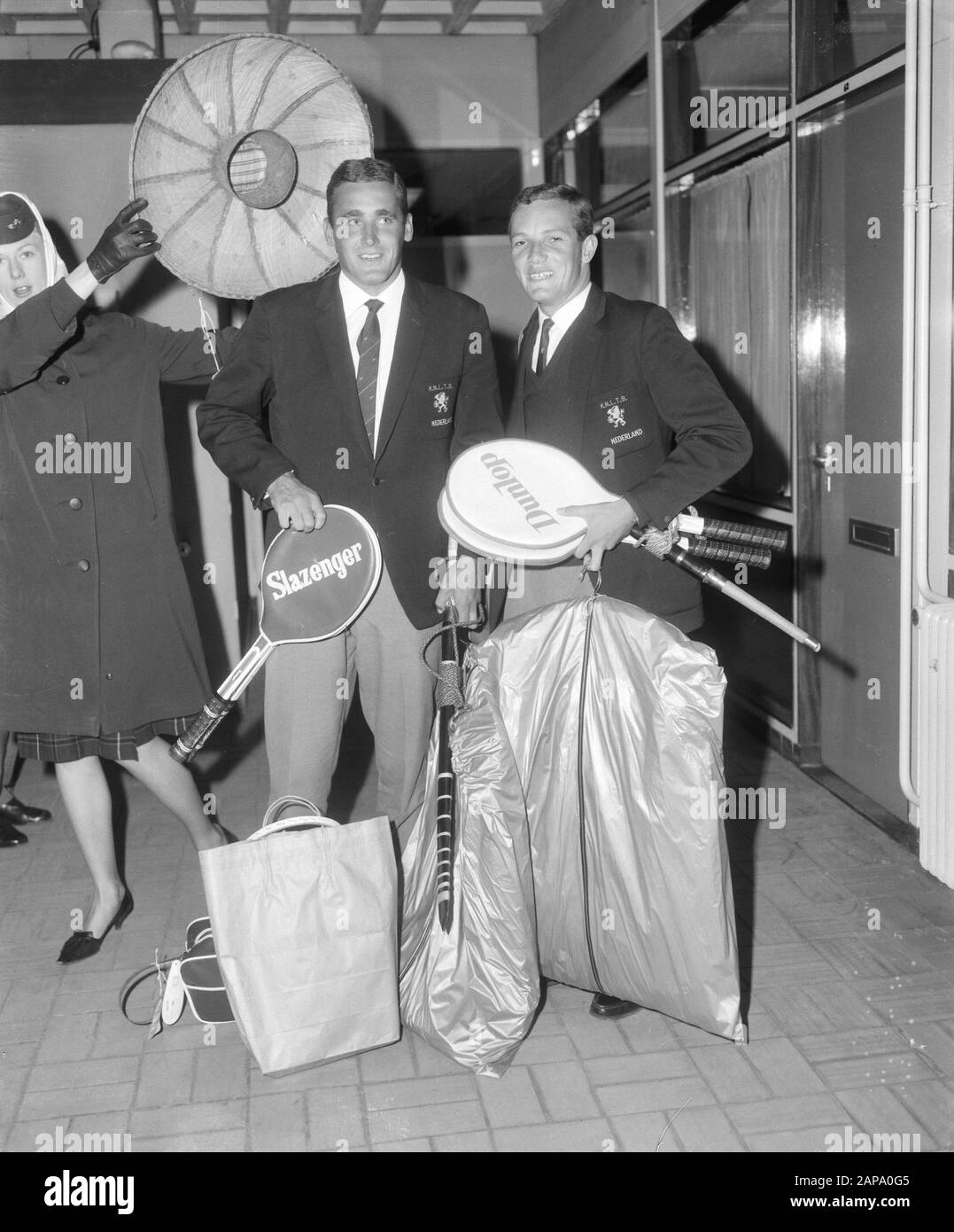 Arrival tennis players Tom Okker (right) and Jan Hajer o Schiphol Date ...