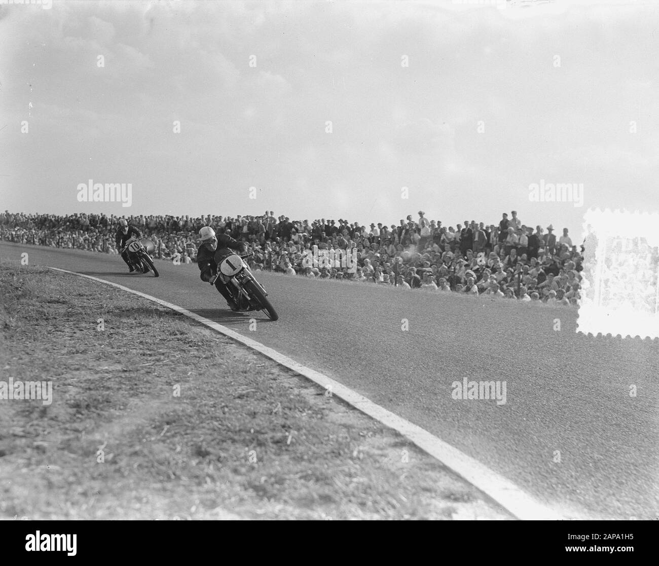 TT Assen 1952 Description: 500 cc class. Geoff Duke (Norton, nr 1 ...