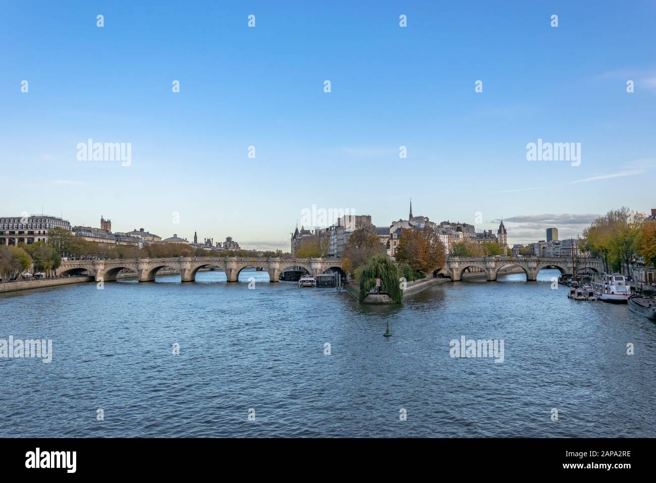 Discover paris hi-res stock photography and images - Alamy