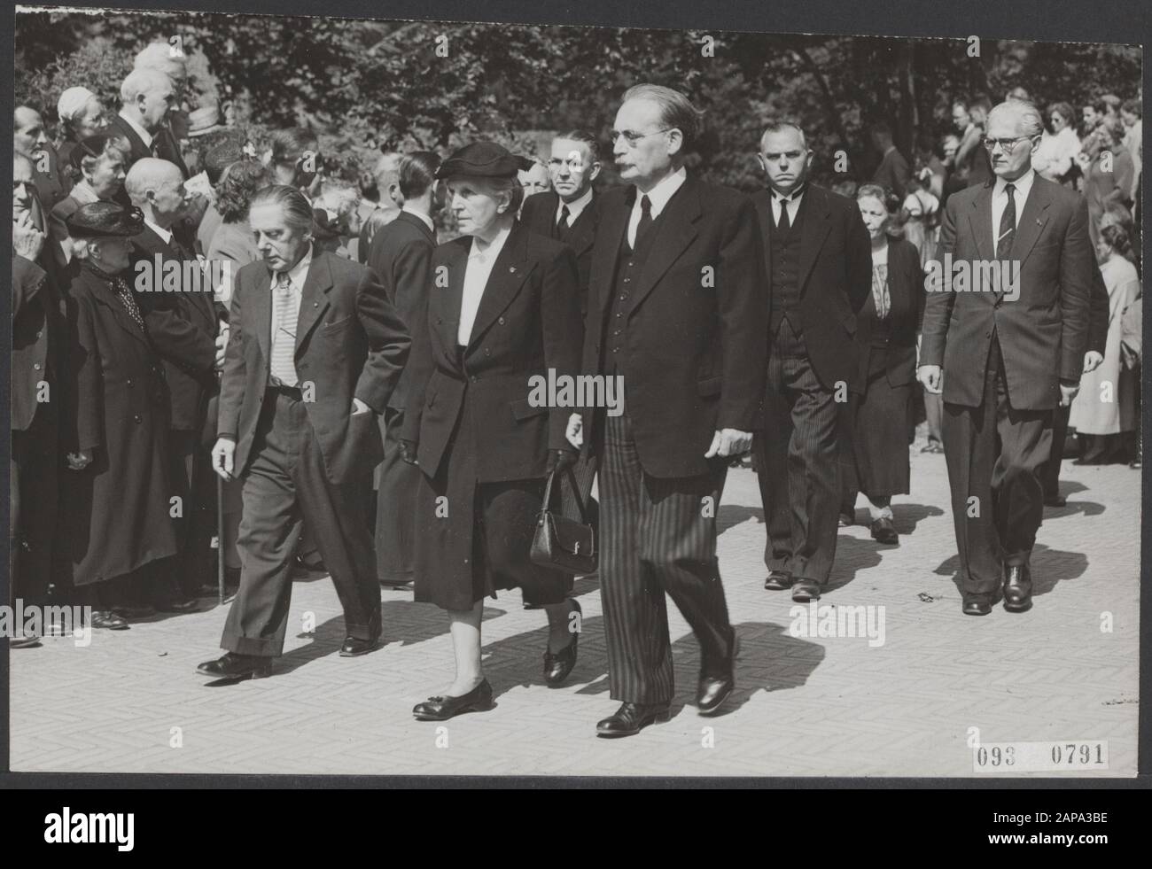Cremation remains of Koos Vorrink. Prime Minister W. Drees and wife ...