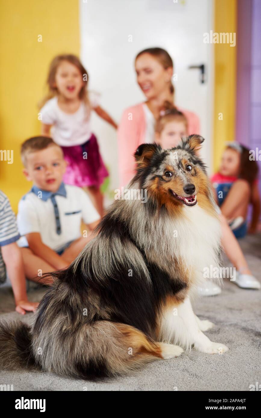 Children sit floor hi-res stock photography and images - Alamy