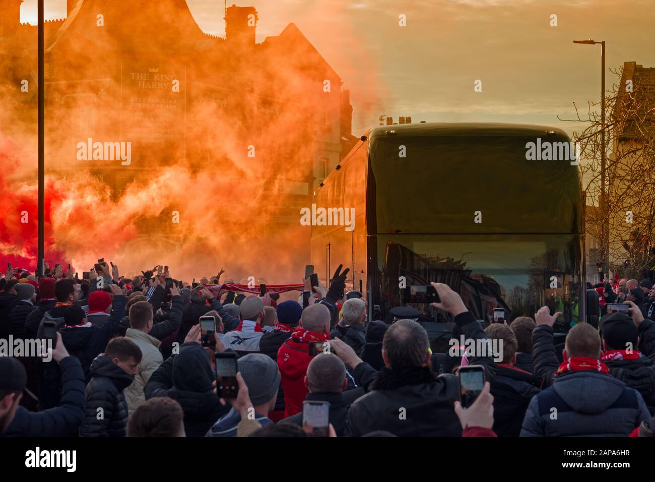 LFC fans give the Manchester United coach a hostile reception with pyro ...