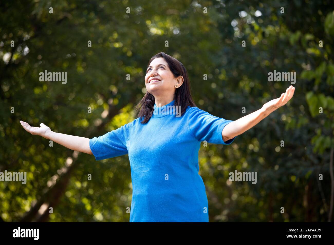 Women arms outstretched hi-res stock photography and images - Alamy