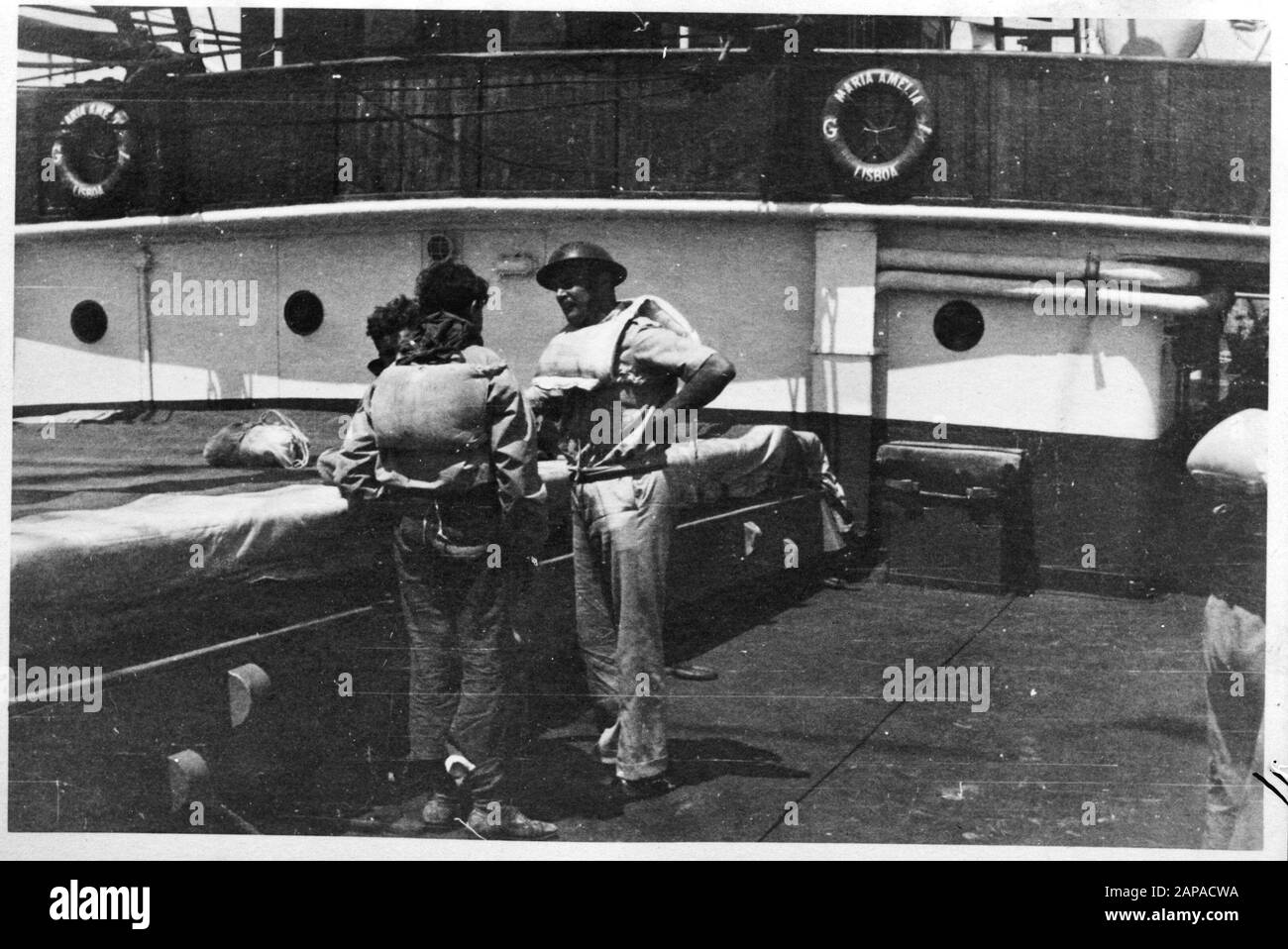 MN [Merchant Navy]/Anefo London series Description: Caption: Talking it ...
