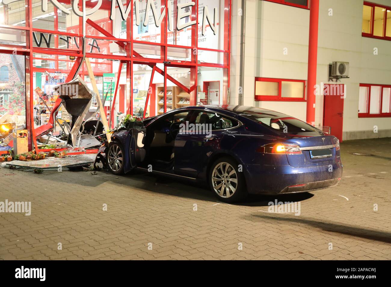 Car buried in rubble hi-res stock photography and images - Alamy