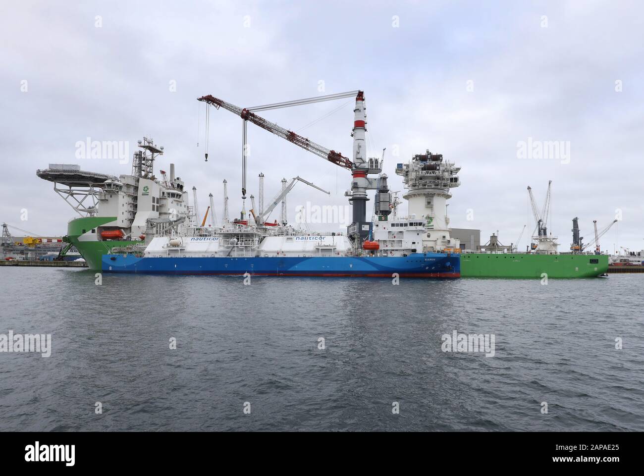 Ships to refuel at ports hi-res stock photography and images - Alamy