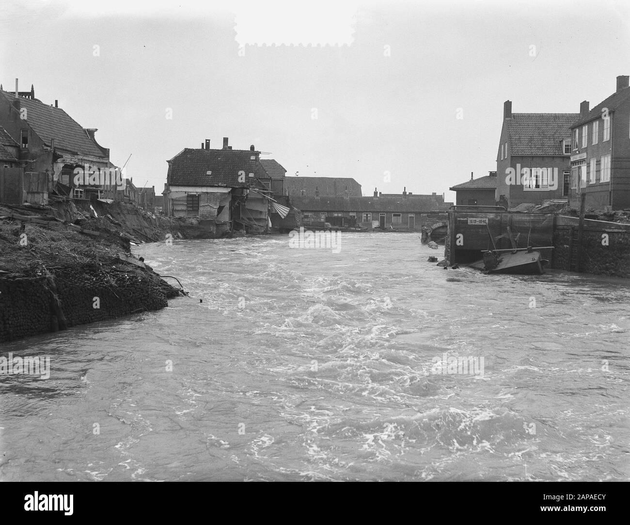 Watersnood 1953 Description: Dike breakthrough at Den Bommel Date: 13 ...